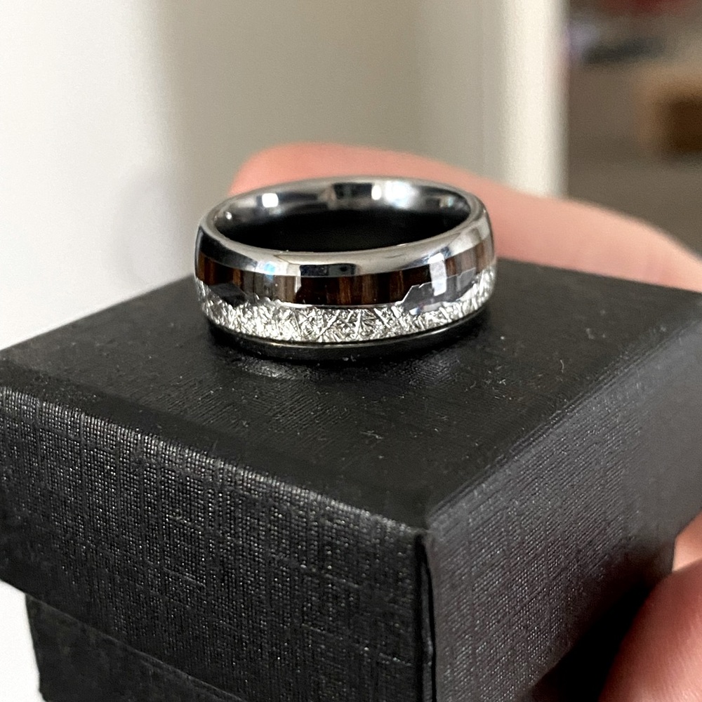 Mens Pillar Styles Wedding Band - Gem